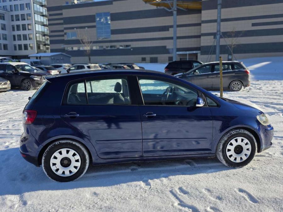 Zils Volkswagen Golf Plus 2005 Viļņa, ar dzinēja tilpumu 1.90 L un nobraukumu 320 tūkst. km par 1900 €, foto 2 vietnē AUTOMOTO.COM.LV