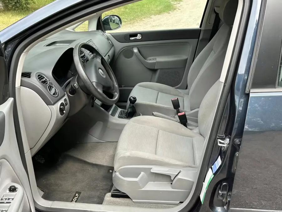 Blue Volkswagen Golf Plus 2005 in Grobiņa, with an engine capacity of 1.40 L and mileage of 235 thousand km for 2500 €, photo 8 on AUTOMOTO.COM.LV