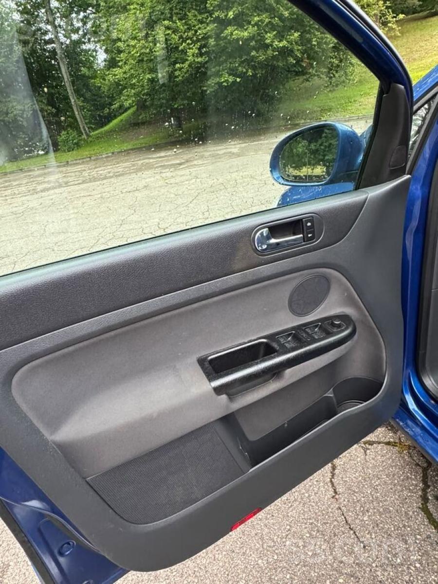 Zils Volkswagen Golf Plus 2005 Tukums, ar dzinēja tilpumu 1.60 L un nobraukumu 231 tūkst. km par 1090 €, foto 11 vietnē AUTOMOTO.COM.LV