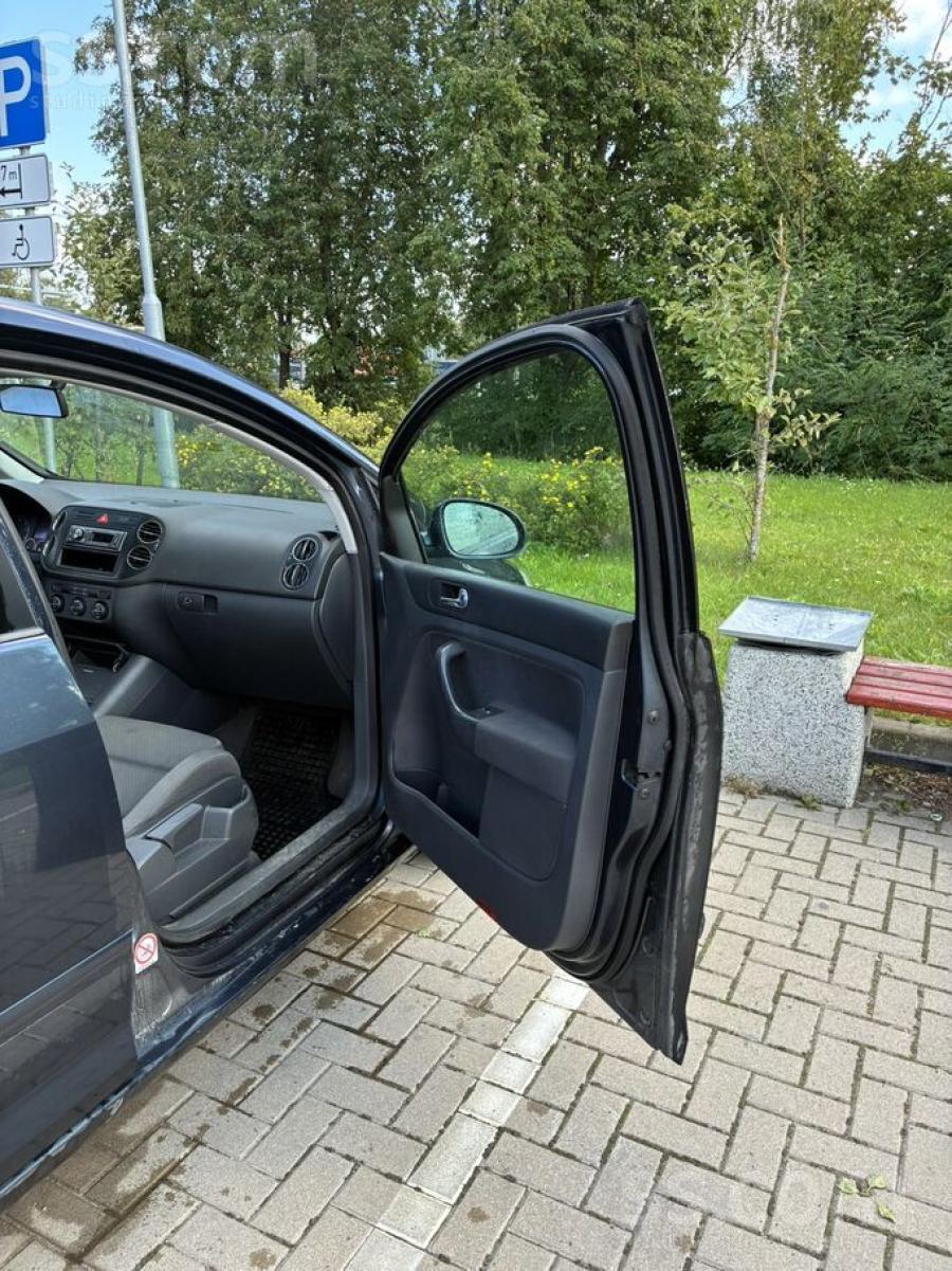 Blue Volkswagen Golf Plus 2005 in Jelgava, with an engine capacity of 1.60 L and mileage of 301 thousand km for 2000 €, photo 5 on AUTOMOTO.COM.LV