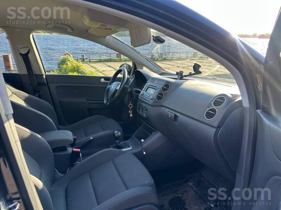 Blue Volkswagen Golf Plus 2006 in Riga, with an engine capacity of 2.00 L and mileage of 325 thousand km for 2500 €, photo 6 on AUTOMOTO.COM.LV