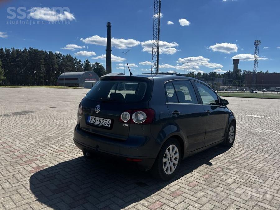 Blue Volkswagen Golf Plus 2007 in Valmiera, with an engine capacity of 1.90 L and mileage of 348 thousand km for 2000 €, photo 4 on AUTOMOTO.COM.LV