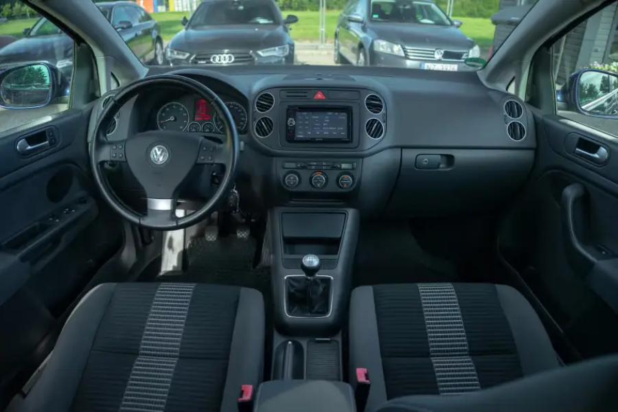 Blue Volkswagen Golf Plus 2008 in Liepaja, with an engine capacity of 1.40 L and mileage of 252 thousand km for 4500 €, photo 9 on AUTOMOTO.COM.LV