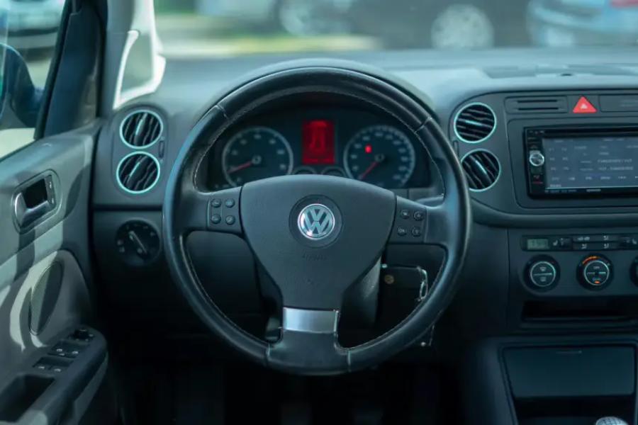 Blue Volkswagen Golf Plus 2008 in Liepaja, with an engine capacity of 1.40 L and mileage of 252 thousand km for 4500 €, photo 15 on AUTOMOTO.COM.LV