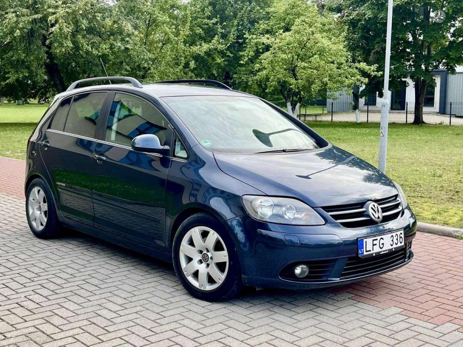 Blue Volkswagen Golf Plus 2008 in Silute, with an engine capacity of 1.90 L and mileage of 304 thousand km for 2150 €, photo 3 on AUTOMOTO.COM.LV
