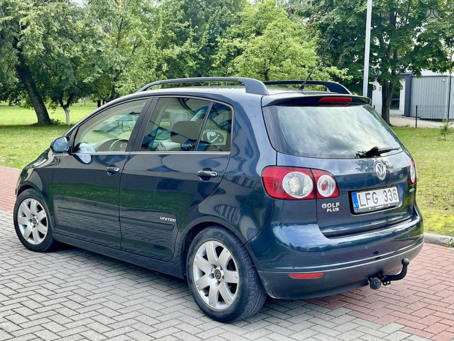 Blue Volkswagen Golf Plus 2008 in Silute, with an engine capacity of 1.90 L and mileage of 304 thousand km for 2150 €, photo 6 on AUTOMOTO.COM.LV