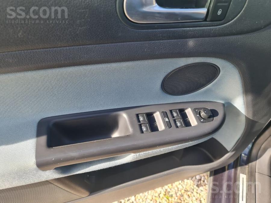 Zils Volkswagen Golf Plus 2008 Cēsis, ar dzinēja tilpumu 1.90 L un nobraukumu 256 tūkst. km par 1750 €, foto 8 vietnē AUTOMOTO.COM.LV