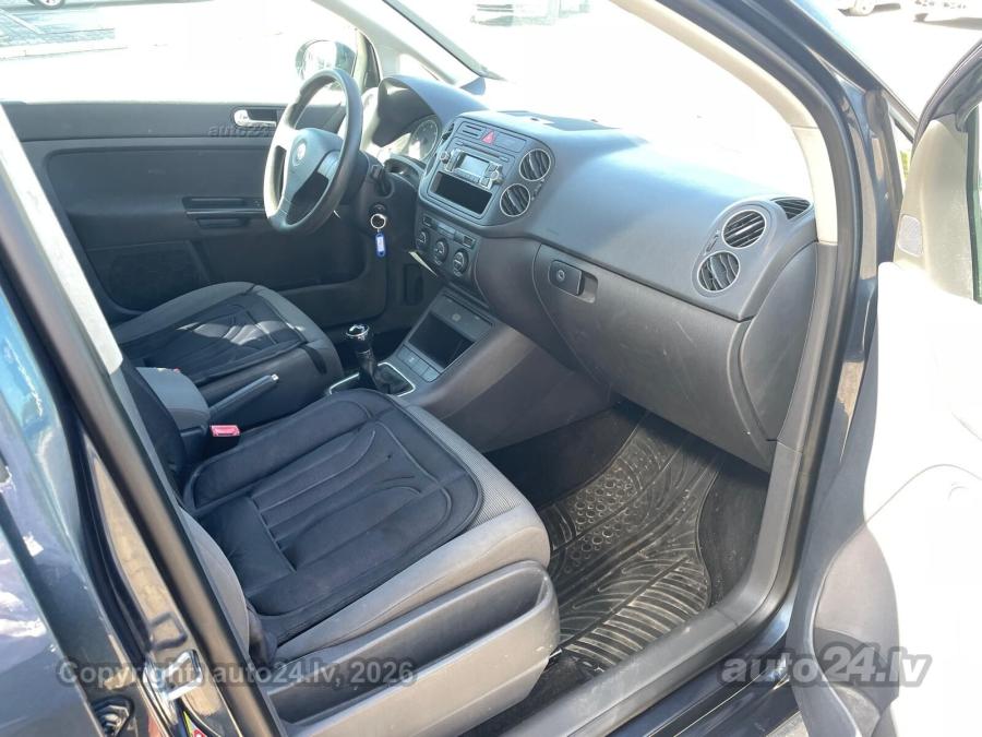 Blue Volkswagen Golf Plus 2009 in Johvi, with an engine capacity of 1.90 L and mileage of 185 thousand km for 2200 €, photo 11 on AUTOMOTO.COM.LV