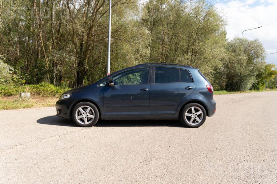 Blue Volkswagen Golf Plus 2009 in Riga, with an engine capacity of 1.40 L and mileage of 0 thousand km for 3500 €, photo 4 on AUTOMOTO.COM.LV