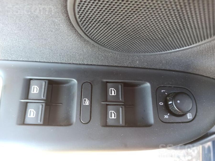 Zils Volkswagen Golf Plus 2010 Daugavpils, ar dzinēja tilpumu 1.60 L un nobraukumu 0 tūkst. km par 5650 €, foto 24 vietnē AUTOMOTO.COM.LV