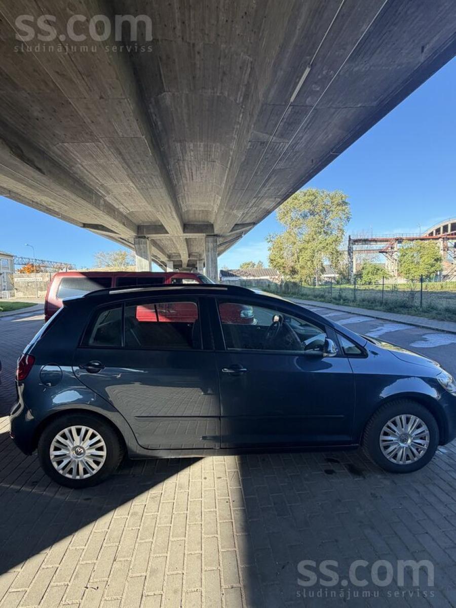 Zils Volkswagen Golf Plus 2010 Daugavpils, ar dzinēja tilpumu 1.60 L un nobraukumu 190 tūkst. km par 5250 €, foto 5 vietnē AUTOMOTO.COM.LV