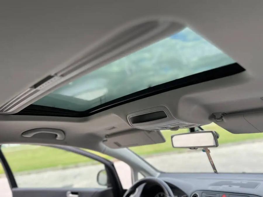 Zils Volkswagen Golf Plus 2011 Jēkabpils, ar dzinēja tilpumu 2.00 L un nobraukumu 218 tūkst. km par 6200 €, foto 20 vietnē AUTOMOTO.COM.LV