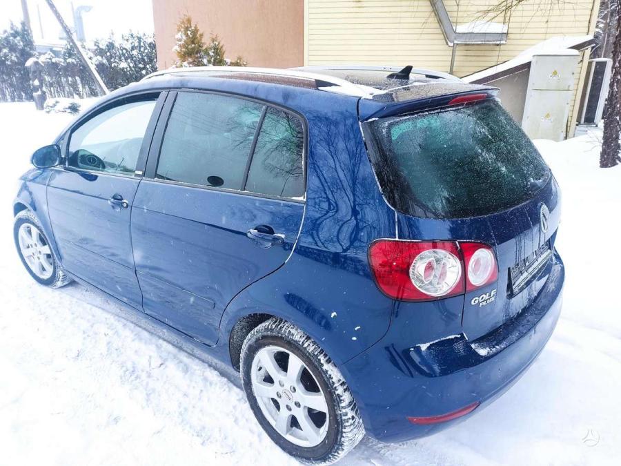Blue Volkswagen Golf Plus 2011 in Utena, with an engine capacity of 1.60 L and mileage of 267 thousand km for 4550 €, photo 9 on AUTOMOTO.COM.LV