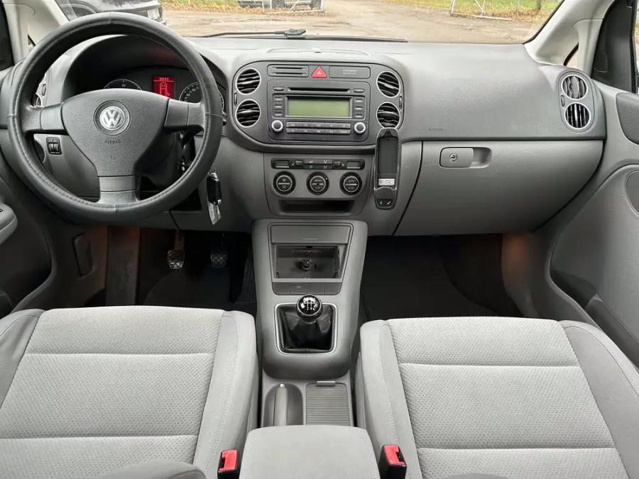 Brown Volkswagen Golf Plus 2006 in Limbazi, with an engine capacity of 1.90 L and mileage of 270 thousand km for 3650 €, photo 9 on AUTOMOTO.COM.LV