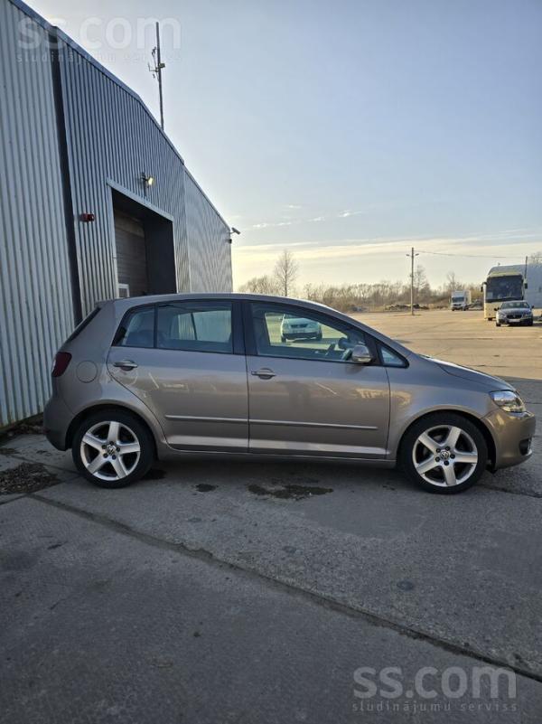 Brown Volkswagen Golf Plus 2010 in Ventspils, with an engine capacity of 1.60 L and mileage of 378 thousand km for 3100 €, photo 4 on AUTOMOTO.COM.LV