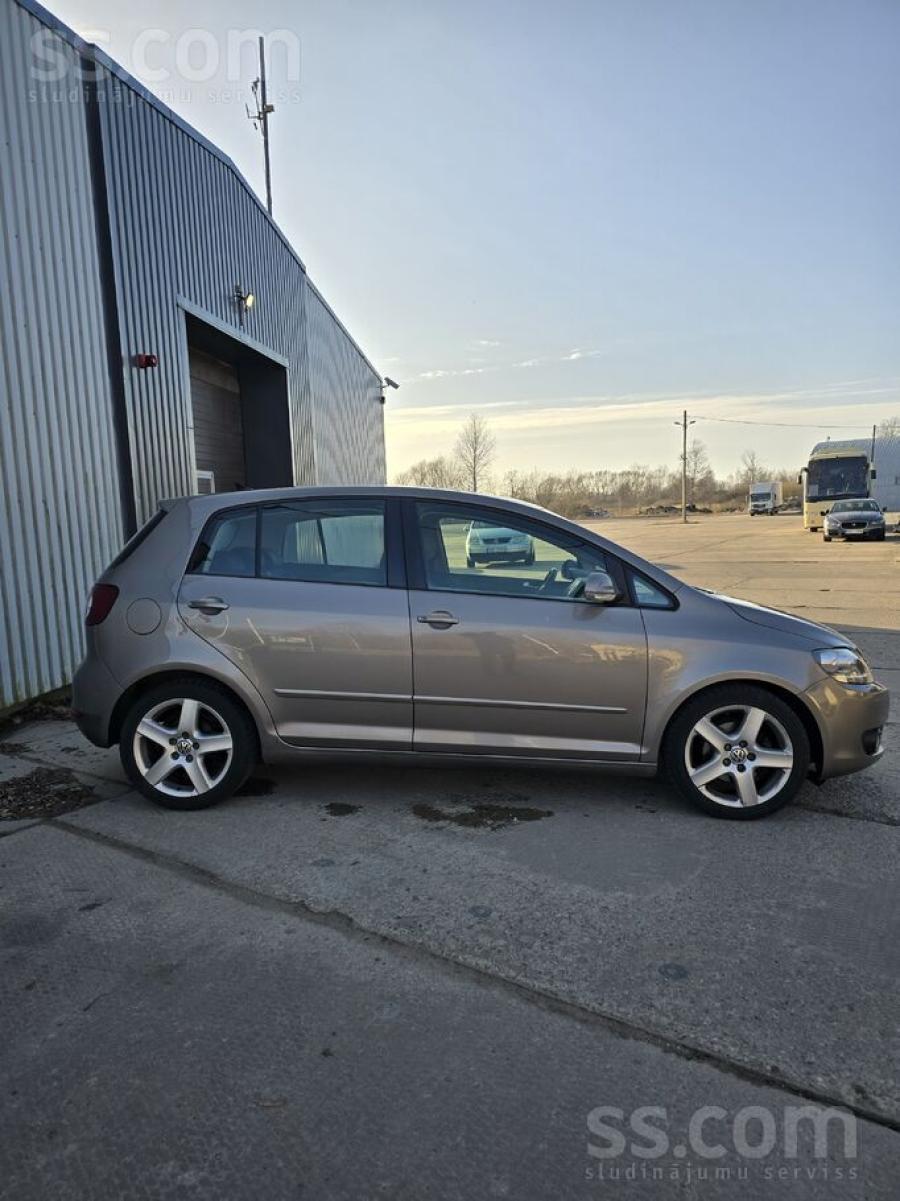 Brown Volkswagen Golf Plus 2010 in Ventspils, with an engine capacity of 1.60 L and mileage of 378 thousand km for 3100 €, photo 5 on AUTOMOTO.COM.LV