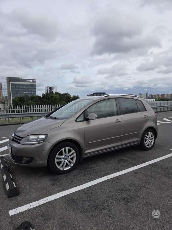 Brūns Volkswagen Golf Plus 2010 Viļņa, ar dzinēja tilpumu 1.97 L un nobraukumu 381 tūkst. km par 3000 €, foto 1 vietnē AUTOMOTO.COM.LV