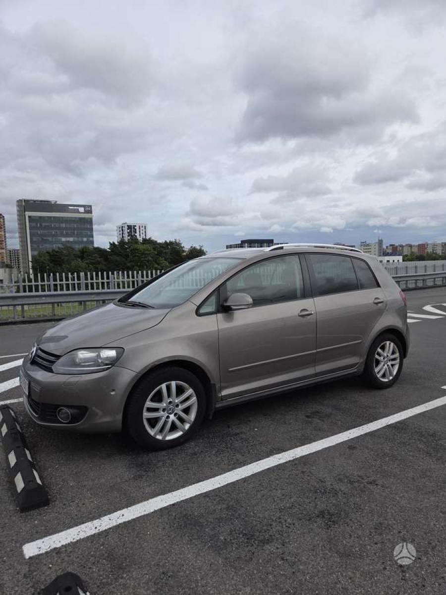 Brown Volkswagen Golf Plus 2010 in Vilnius, with an engine capacity of 1.97 L and mileage of 381 thousand km for 3000 €, photo 1 on AUTOMOTO.COM.LV