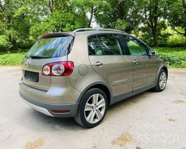 Brown Volkswagen Golf Plus 2011 in Riga, with an engine capacity of 2.00 L and mileage of 0 thousand km for 5970 €, photo 3 on AUTOMOTO.COM.LV