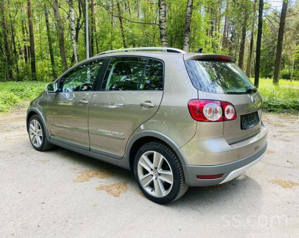 Brown Volkswagen Golf Plus 2011 in Riga, with an engine capacity of 2.00 L and mileage of 0 thousand km for 5970 €, photo 4 on AUTOMOTO.COM.LV