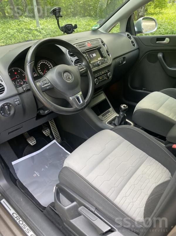 Brown Volkswagen Golf Plus 2011 in Riga, with an engine capacity of 2.00 L and mileage of 0 thousand km for 5970 €, photo 6 on AUTOMOTO.COM.LV