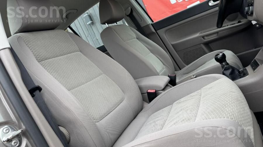 Brūns Volkswagen Golf Plus 2011 Rīga, ar dzinēja tilpumu 1.60 L un nobraukumu 254 tūkst. km par 3990 €, foto 26 vietnē AUTOMOTO.COM.LV