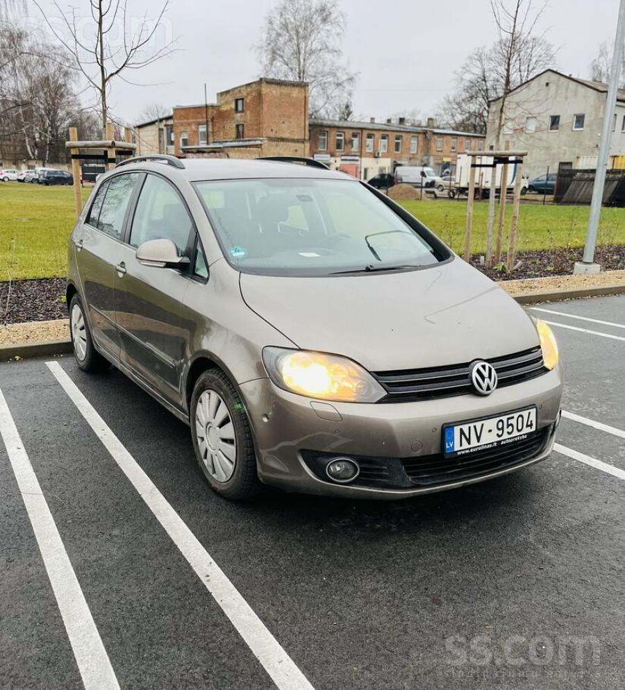 Brown Volkswagen Golf Plus 2011 in Riga, with an engine capacity of 1.60 L and mileage of 200 thousand km for 3900 €, photo 1 on AUTOMOTO.COM.LV