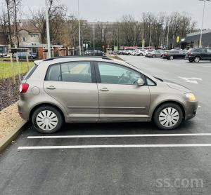 Brown Volkswagen Golf Plus 2011 in Riga, with an engine capacity of 1.60 L and mileage of 200 thousand km for 3900 €, photo 5 on AUTOMOTO.COM.LV