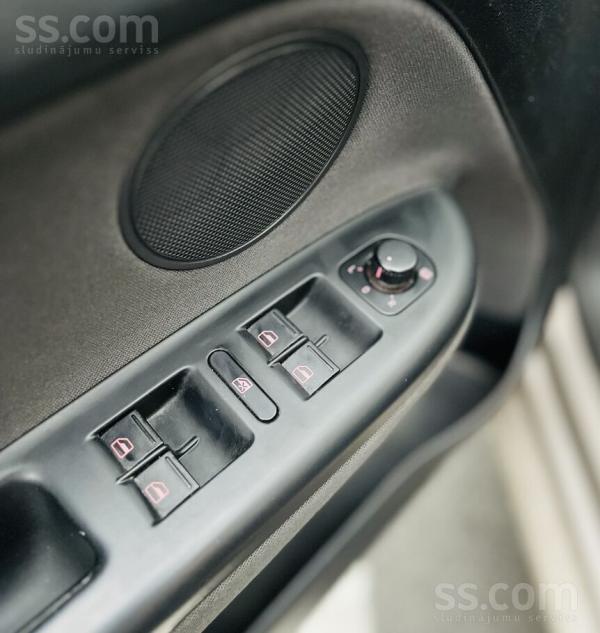 Brūns Volkswagen Golf Plus 2011 Rīga, ar dzinēja tilpumu 1.60 L un nobraukumu 200 tūkst. km par 3900 €, foto 9 vietnē AUTOMOTO.COM.LV