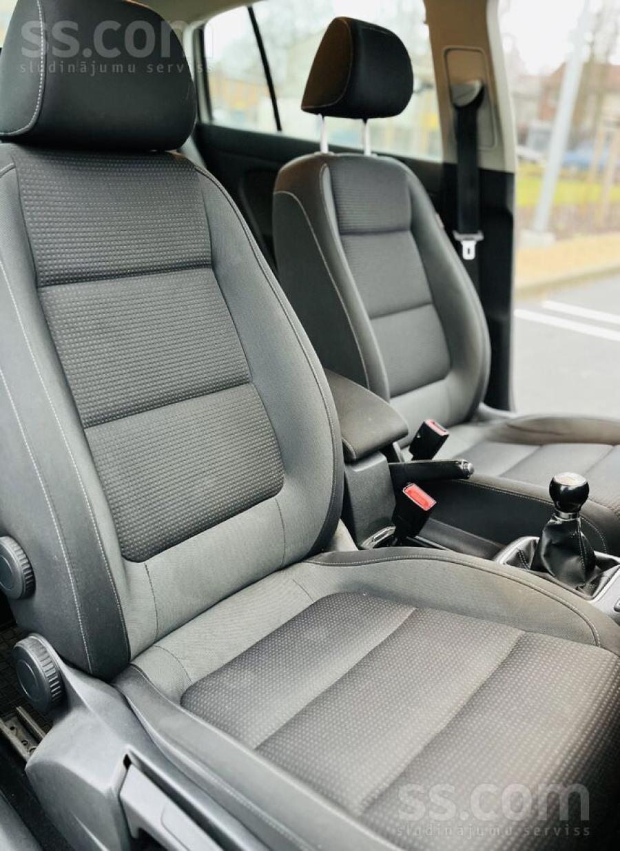 Brown Volkswagen Golf Plus 2011 in Riga, with an engine capacity of 1.60 L and mileage of 200 thousand km for 3900 €, photo 12 on AUTOMOTO.COM.LV