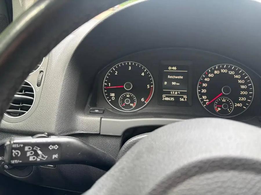 Brown Volkswagen Golf Plus 2011 in Ogre, with an engine capacity of 2.00 L and mileage of 247 thousand km for 5250 €, photo 11 on AUTOMOTO.COM.LV