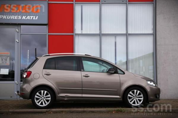 Brown Volkswagen Golf Plus 2011 in Riga, with an engine capacity of 1.60 L and mileage of 161 thousand km for 3995 €, photo 4 on AUTOMOTO.COM.LV