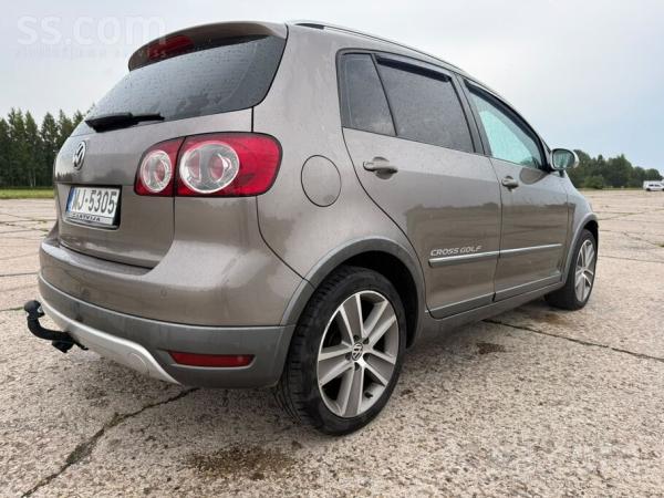 Brown Volkswagen Golf Plus 2012 in Riga, with an engine capacity of 2.00 L and mileage of 241 thousand km for 3950 €, photo 3 on AUTOMOTO.COM.LV