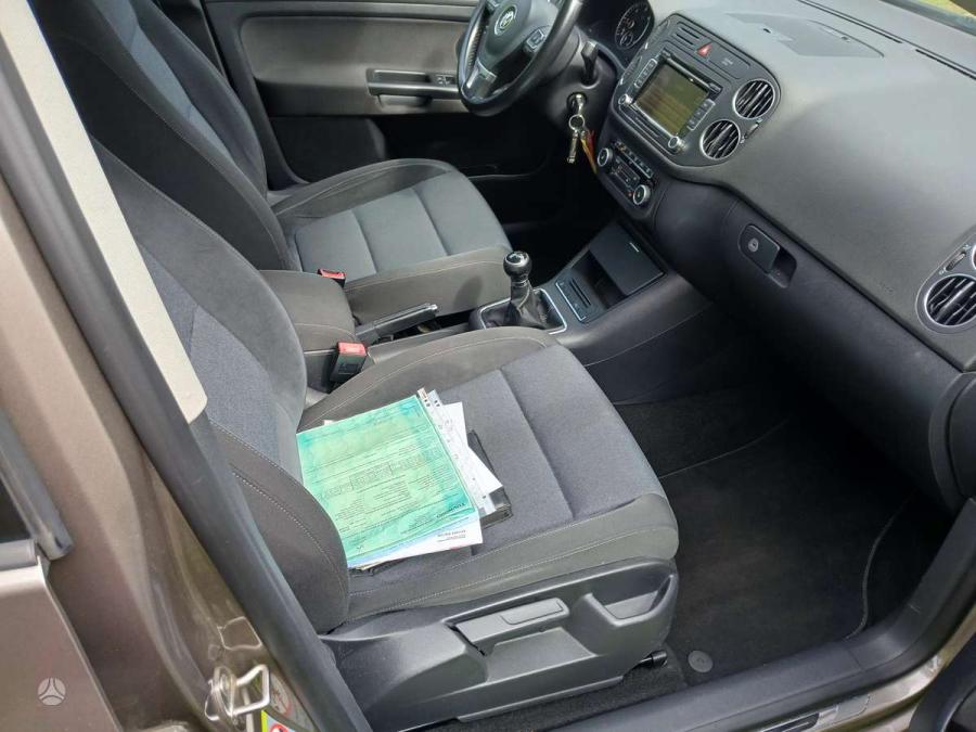 Brown Volkswagen Golf Plus 2012 in Utena, with an engine capacity of 1.60 L and mileage of 278 thousand km for 4600 €, photo 17 on AUTOMOTO.COM.LV