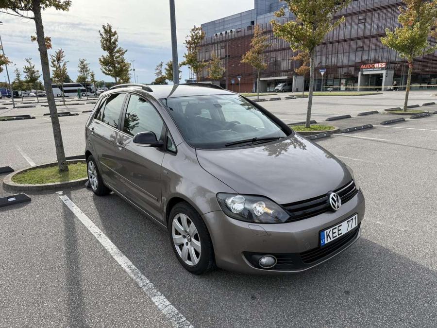 Brown Volkswagen Golf Plus 2012 in Klaipeda, with an engine capacity of 1.60 L and mileage of 348 thousand km for 4490 €, photo 1 on AUTOMOTO.COM.LV