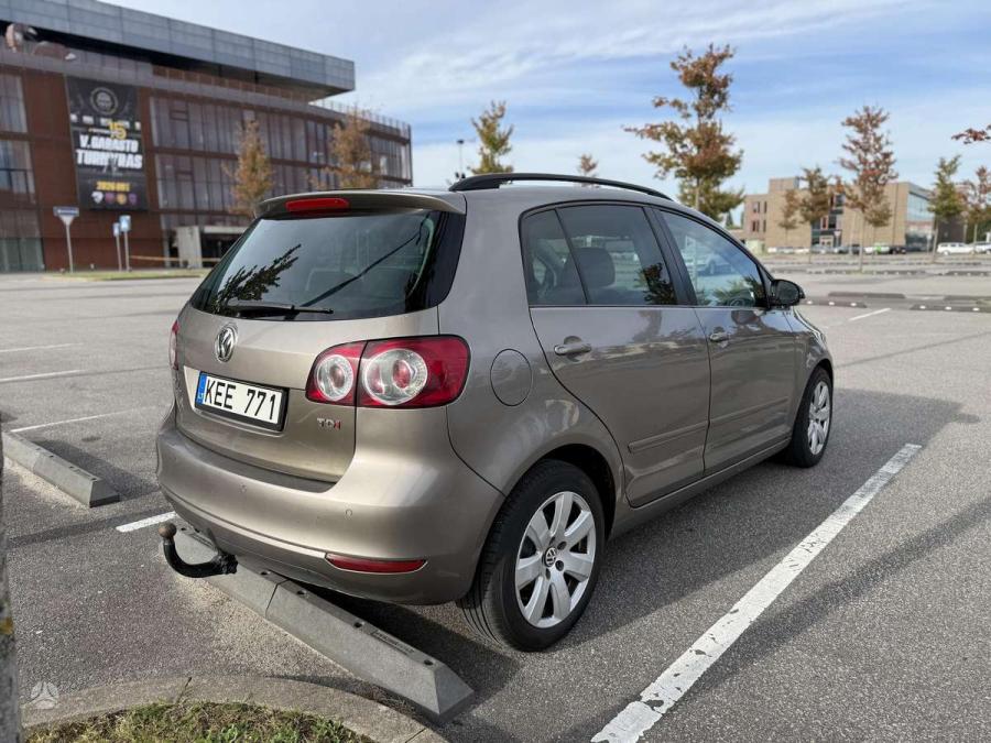 Brown Volkswagen Golf Plus 2012 in Klaipeda, with an engine capacity of 1.60 L and mileage of 348 thousand km for 4490 €, photo 6 on AUTOMOTO.COM.LV