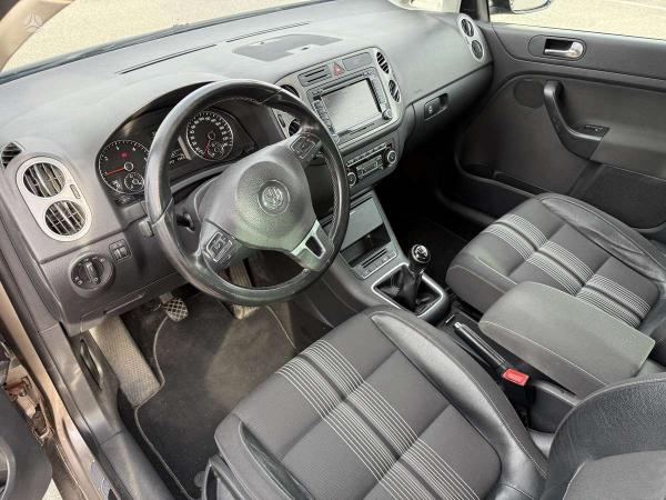 Volkswagen Golf Plus 2012 in Klaipeda on AUTOMOTO.COM.LV Brown Volkswagen Golf Plus 2012 in Klaipeda, with an engine capacity of 1.60 L and mileage of 348 thousand km for 4490 €, photo 8 on AUTOMOTO.COM.LV