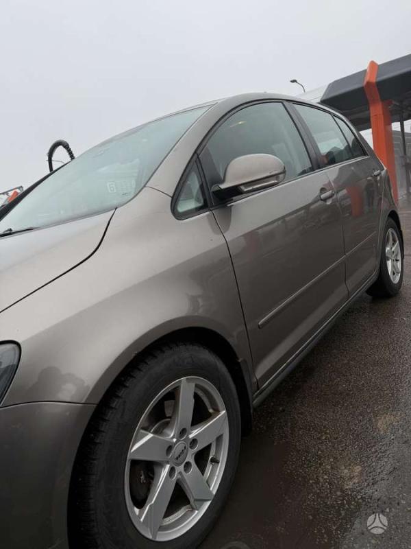 Brūns Volkswagen Golf Plus 2009 Viļņa, ar dzinēja tilpumu 1.60 L un nobraukumu 225 tūkst. km par 4200 €, foto 3 vietnē AUTOMOTO.COM.LV