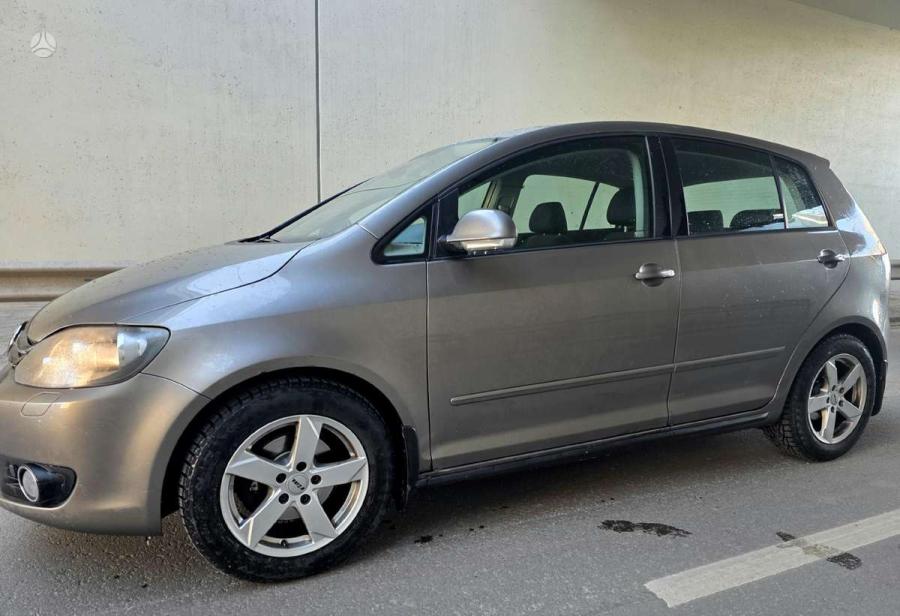 Brūns Volkswagen Golf Plus 2009 Marijampole, ar dzinēja tilpumu 1.60 L un nobraukumu 226 tūkst. km par 3900 €, foto 2 vietnē AUTOMOTO.COM.LV