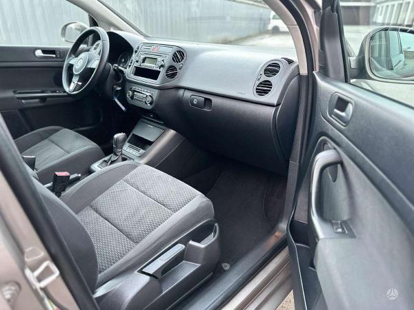 Brown Volkswagen Golf Plus 2010 in Telschi, with an engine capacity of 1.60 L and mileage of 239 thousand km for 4900 €, photo 11 on AUTOMOTO.COM.LV
