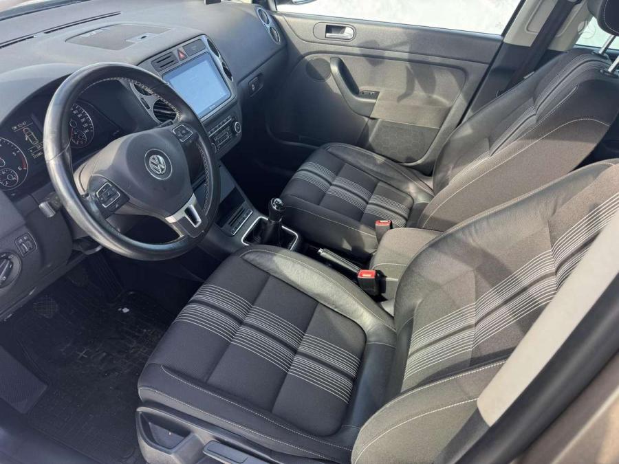 Brown Volkswagen Golf Plus 2012 in Kursenai, with an engine capacity of 1.60 L and mileage of 220 thousand km for 5999 €, photo 9 on AUTOMOTO.COM.LV