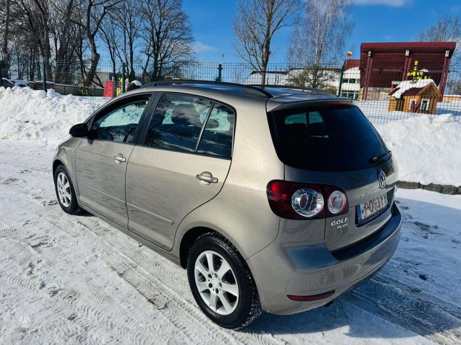 Brown Volkswagen Golf Plus 2012 in Kursenai, with an engine capacity of 1.60 L and mileage of 220 thousand km for 5999 €, photo 11 on AUTOMOTO.COM.LV