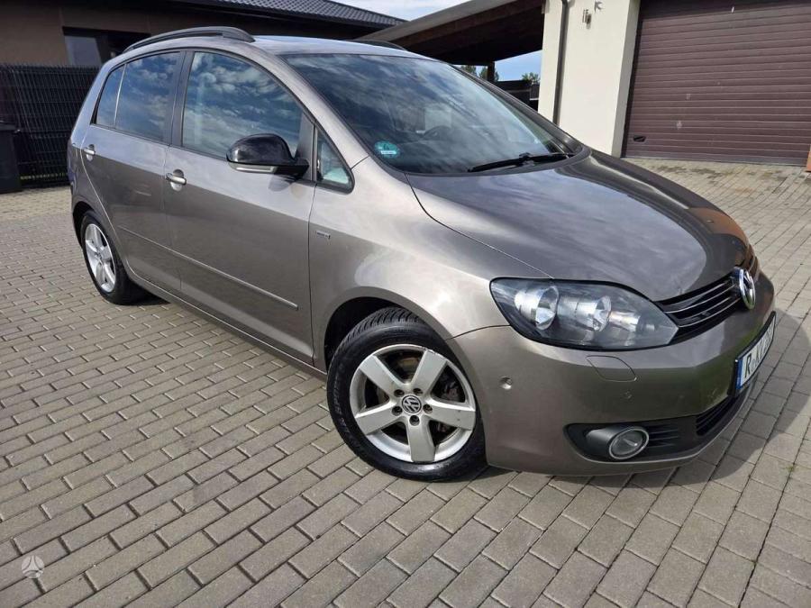 Brown Volkswagen Golf Plus 2013 in Kaisiadorys, with an engine capacity of 1.97 L and mileage of 221 thousand km for 5850 €, photo 1 on AUTOMOTO.COM.LV