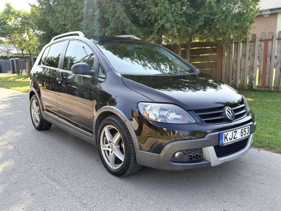 Black Volkswagen Golf Plus Cross 2007 in Vilnius, with an engine capacity of 1.39 L and mileage of 233 thousand km for 3650 €, photo 4 on AUTOMOTO.COM.LV