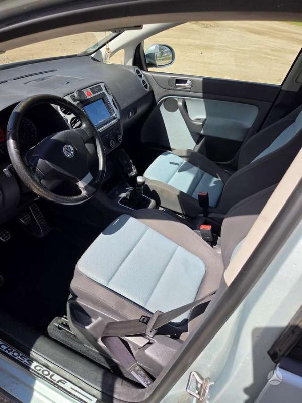 Blue Volkswagen Golf Plus Cross 2008 in Marijampole, with an engine capacity of 2.00 L and mileage of 335 thousand km for 2350 €, photo 7 on AUTOMOTO.COM.LV