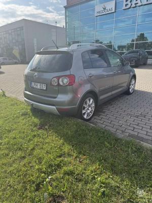 Pelēks Volkswagen Golf Plus Cross 2007 Kauņa, ar dzinēja tilpumu 1.90 L un nobraukumu 239 tūkst. km par 2800 €, foto 4 vietnē AUTOMOTO.COM.LV