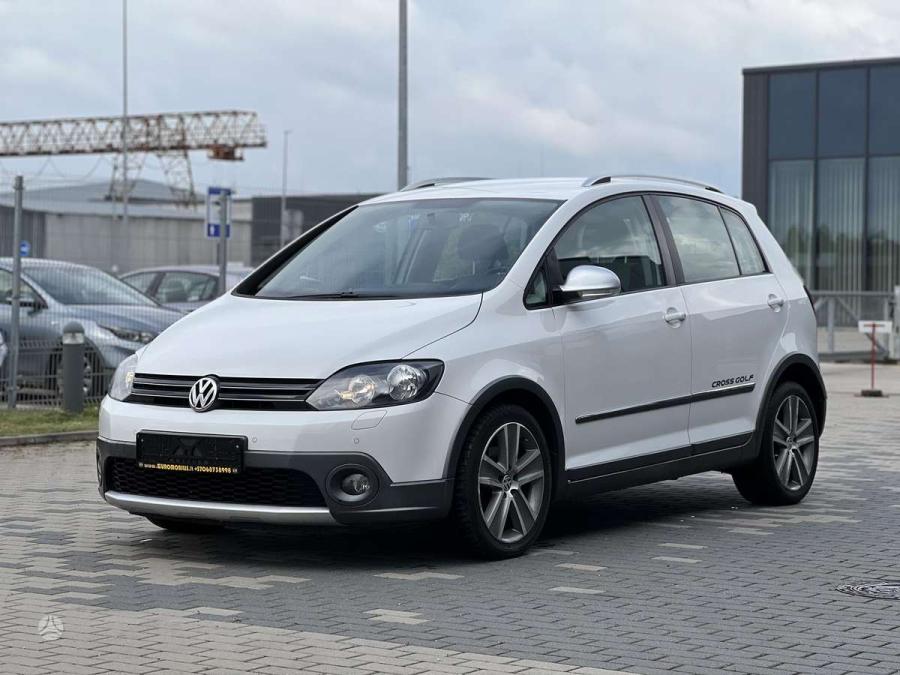 White Volkswagen Golf Plus Cross 2012 in Siauliai, with an engine capacity of 1.60 L and mileage of 185 thousand km for 4900 €, photo 1 on AUTOMOTO.COM.LV