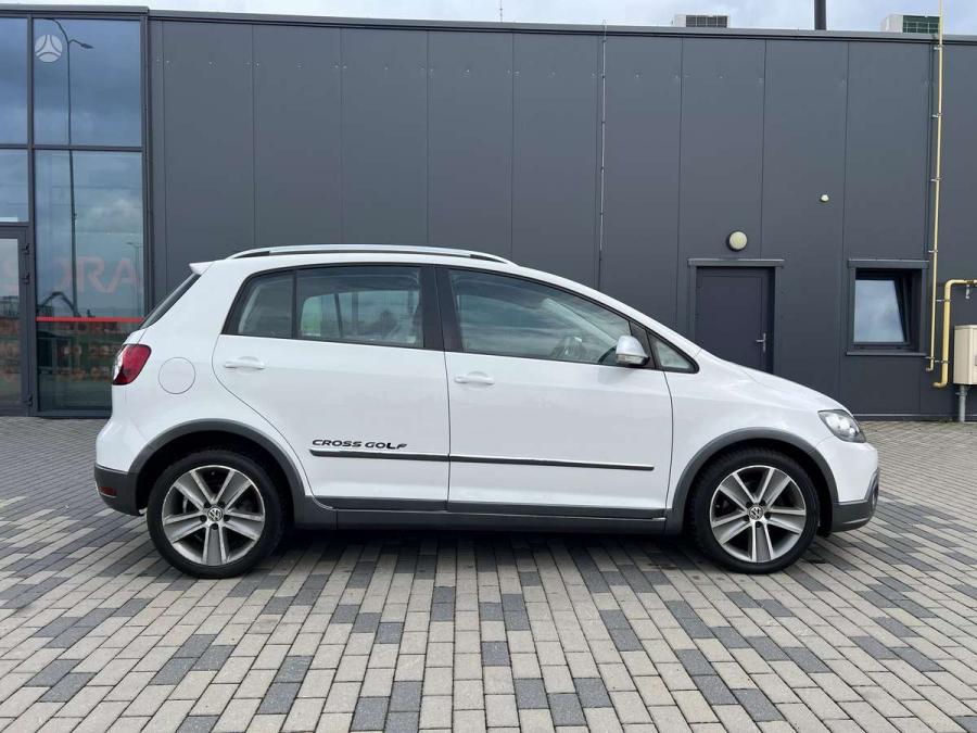 White Volkswagen Golf Plus Cross 2012 in Siauliai, with an engine capacity of 1.60 L and mileage of 185 thousand km for 4900 €, photo 5 on AUTOMOTO.COM.LV