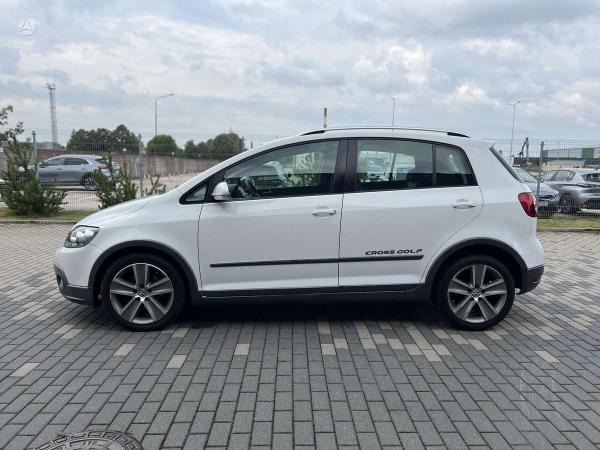White Volkswagen Golf Plus Cross 2012 in Siauliai, with an engine capacity of 1.60 L and mileage of 185 thousand km for 4900 €, photo 6 on AUTOMOTO.COM.LV