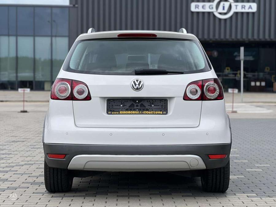 White Volkswagen Golf Plus Cross 2012 in Siauliai, with an engine capacity of 1.60 L and mileage of 185 thousand km for 4900 €, photo 7 on AUTOMOTO.COM.LV